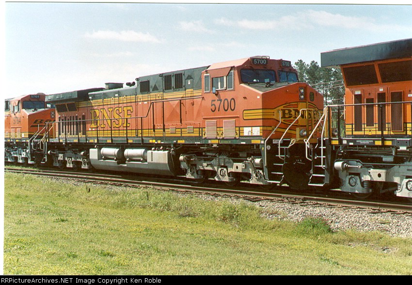 BNSF 5700